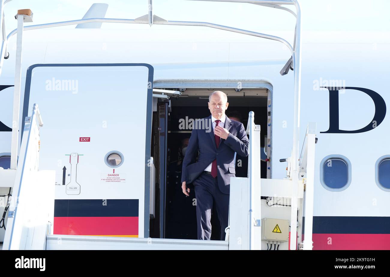 Athen, Greece. 26th Oct, 2022. Chancellor Olaf Scholz (SPD) gets off ...