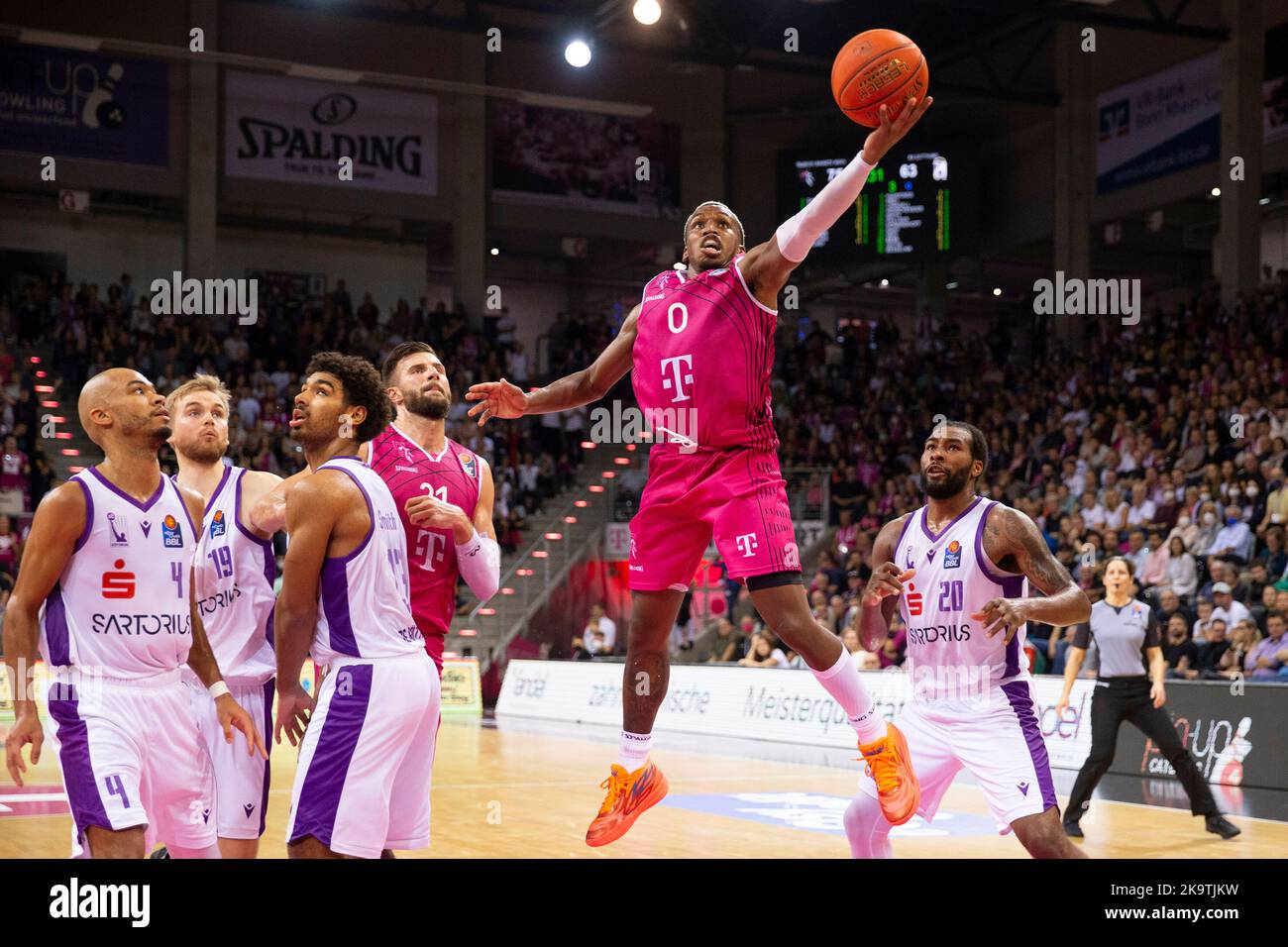 Bonn, Germany. 29th Oct, 2022. TJ SHORTS II (BON, mi.) on the ball, in ...