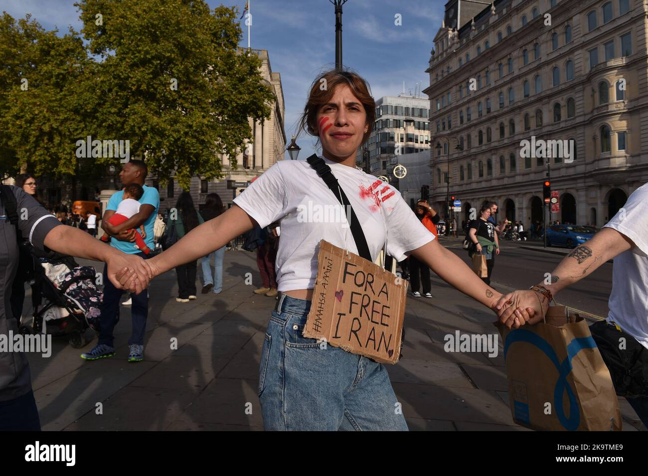London, UK. 29th Oct, 2022. Protesters hold hands forming human chain ...