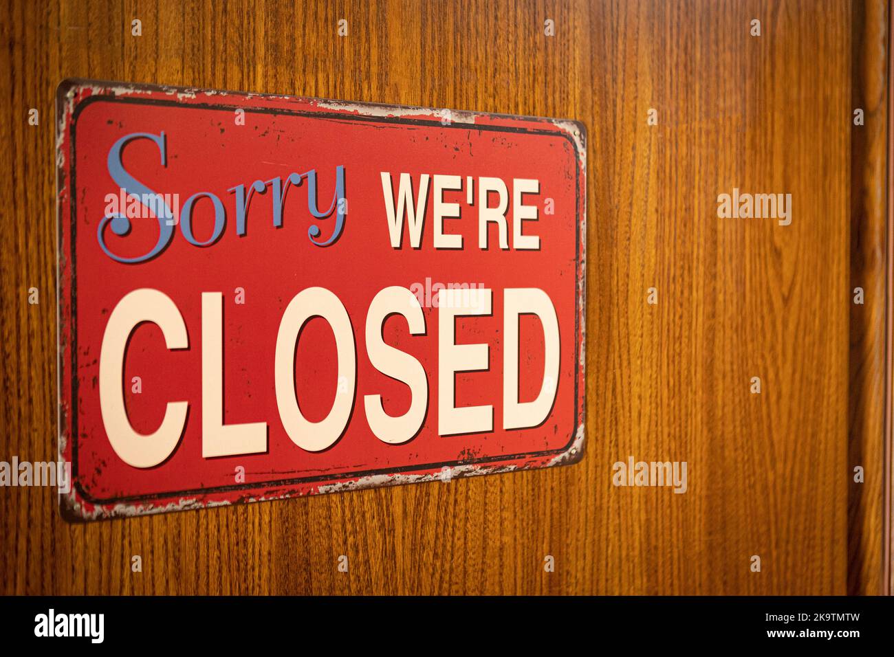 Sorry we're closed sign in a wooden wall detail Stock Photo - Alamy