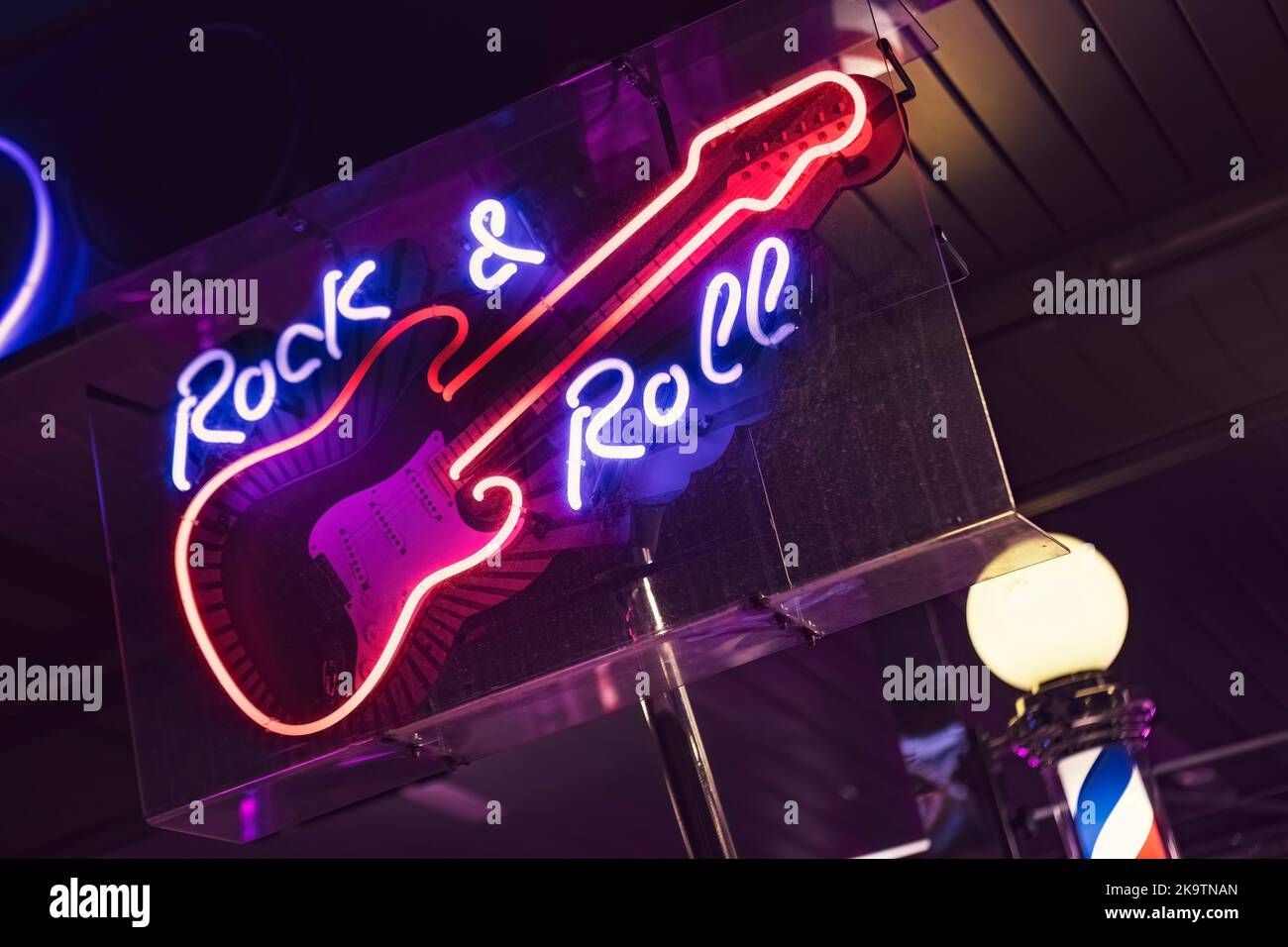 Liquor store neon sign new hi-res stock photography and images - Alamy