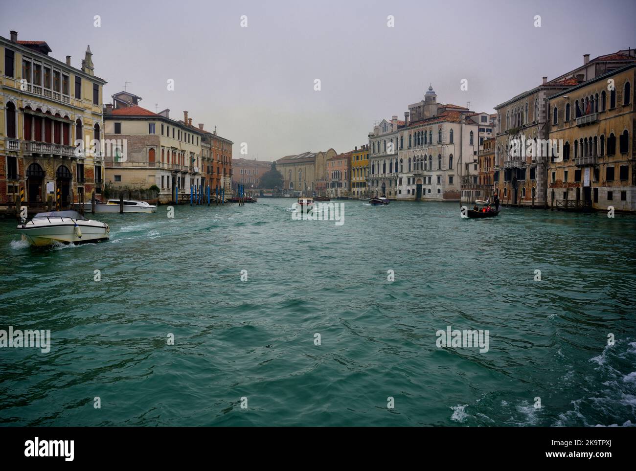 Gondoles grand canal hi-res stock photography and images - Alamy