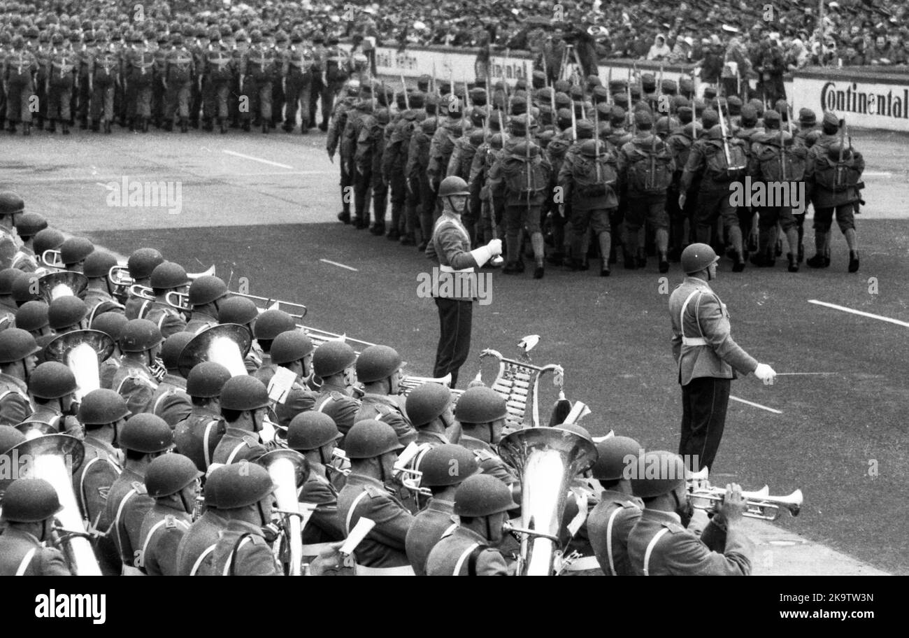 Parade of the Bundeswehr on the 20th anniversary of the founding of ...