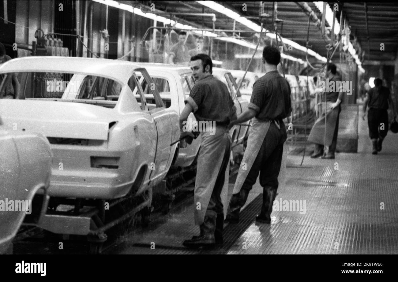 Manual labour in the car industry, as here at Opel in Bochum in 1970 ...