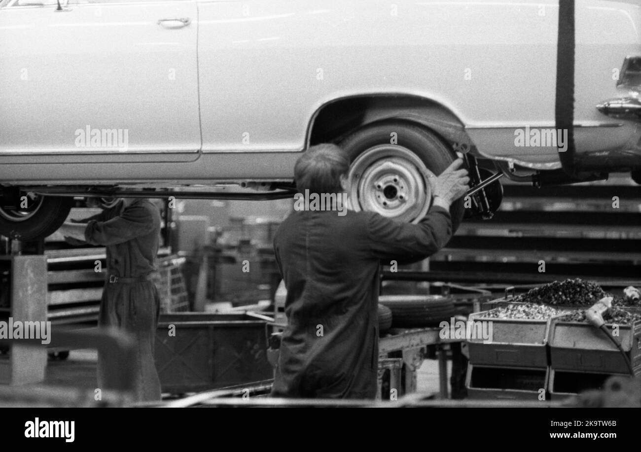 Manual labour in the car industry, as here at Opel in Bochum in 1970 ...