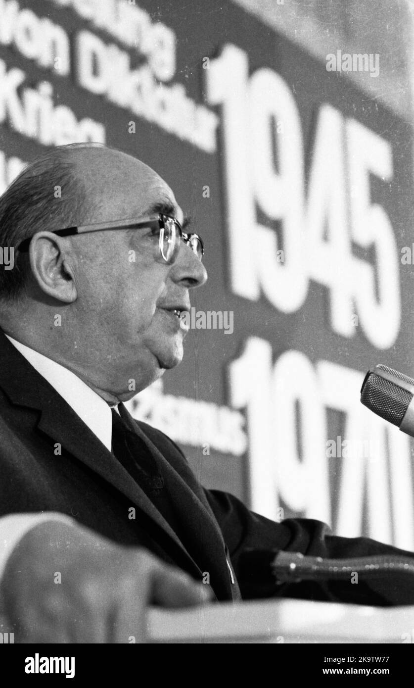 8 may 1945 Black and White Stock Photos & Images - Alamy