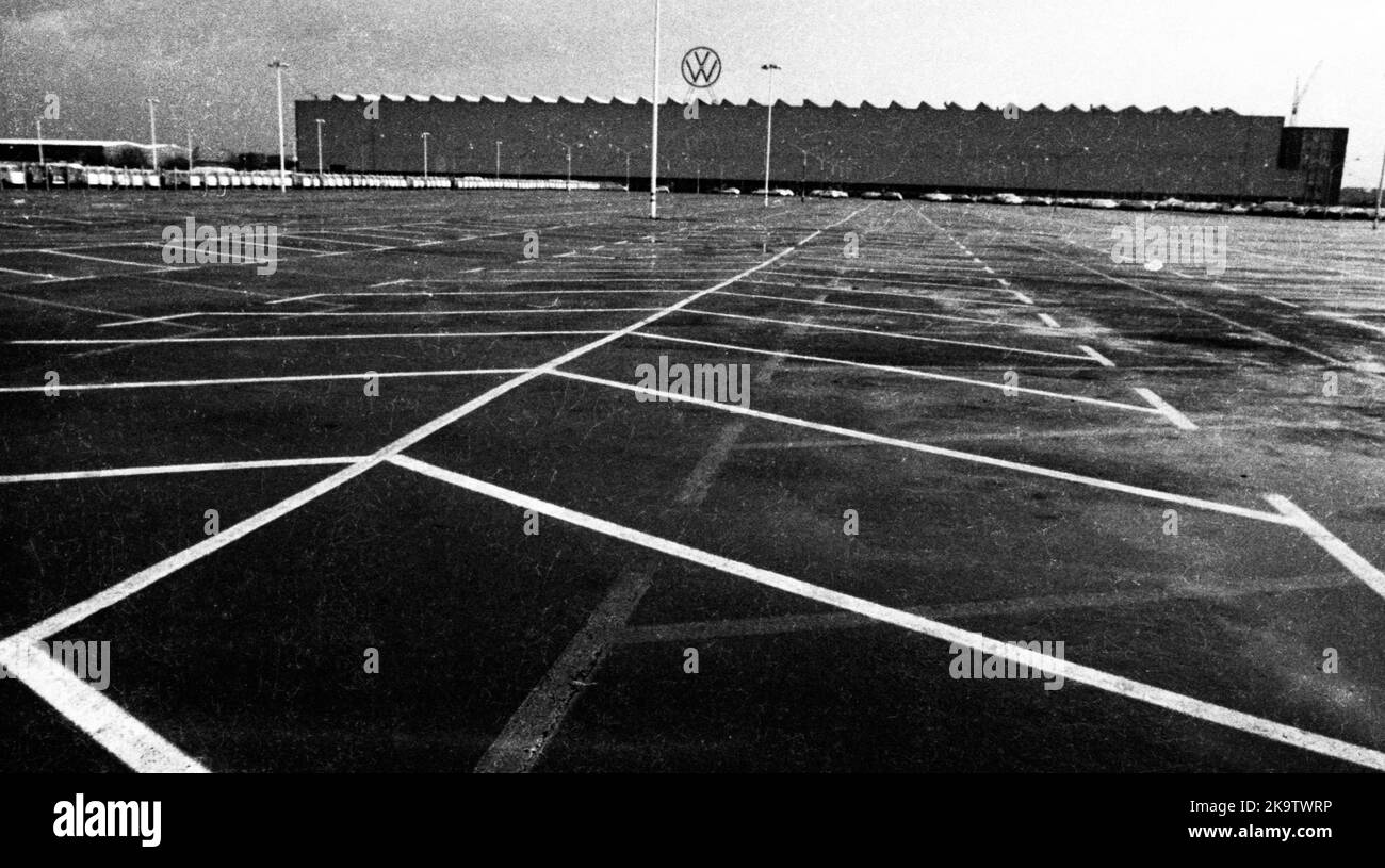 The VW plant in Hanover-Stoecken, shown here on 7. 12. 1971, was ...