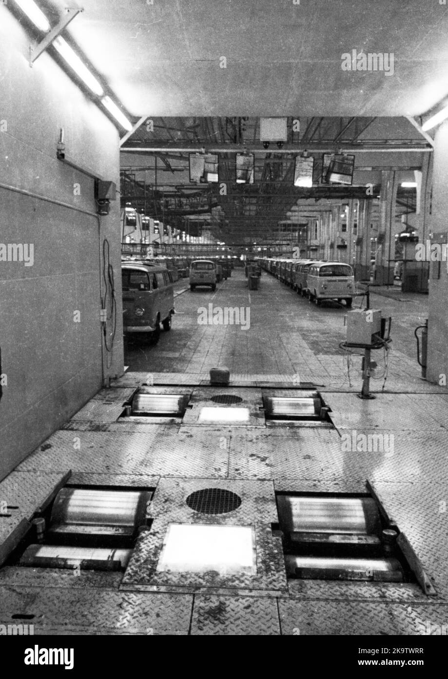 The VW plant in Hanover-Stoecken, shown here on 7. 12. 1971, was ...