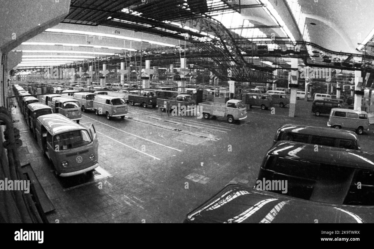 The VW plant in Hanover-Stoecken, shown here on 7. 12. 1971, was ...