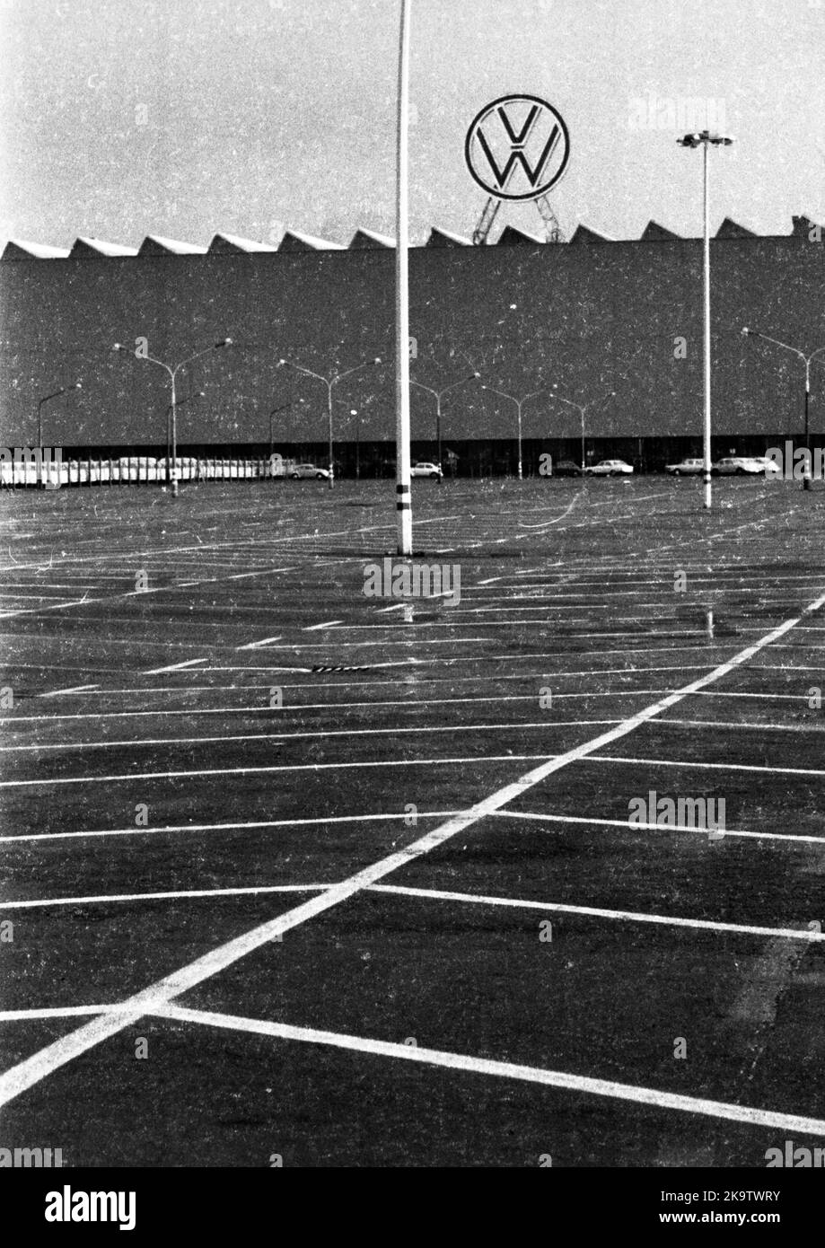 The VW plant in Hanover-Stoecken, shown here on 7. 12. 1971, was ...