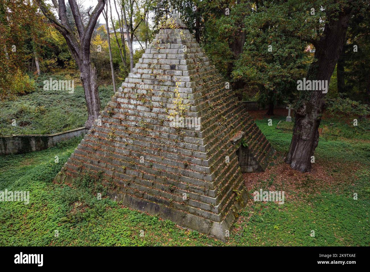 Holle, Germany. 30th Oct, 2022. The mausoleum pyramid of Count Ernst zu ...
