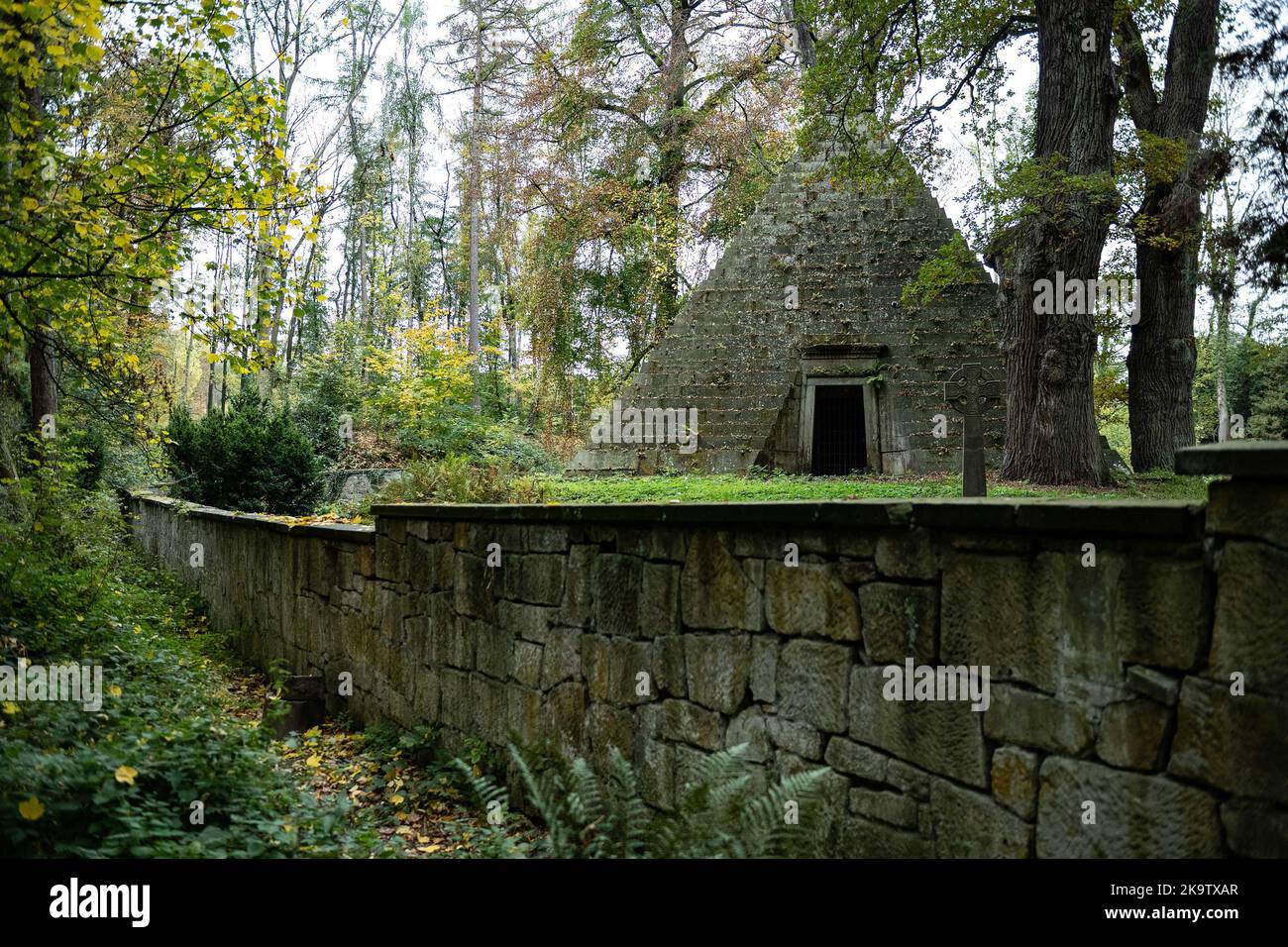 Holle, Germany. 30th Oct, 2022. The mausoleum pyramid of Count Ernst zu ...