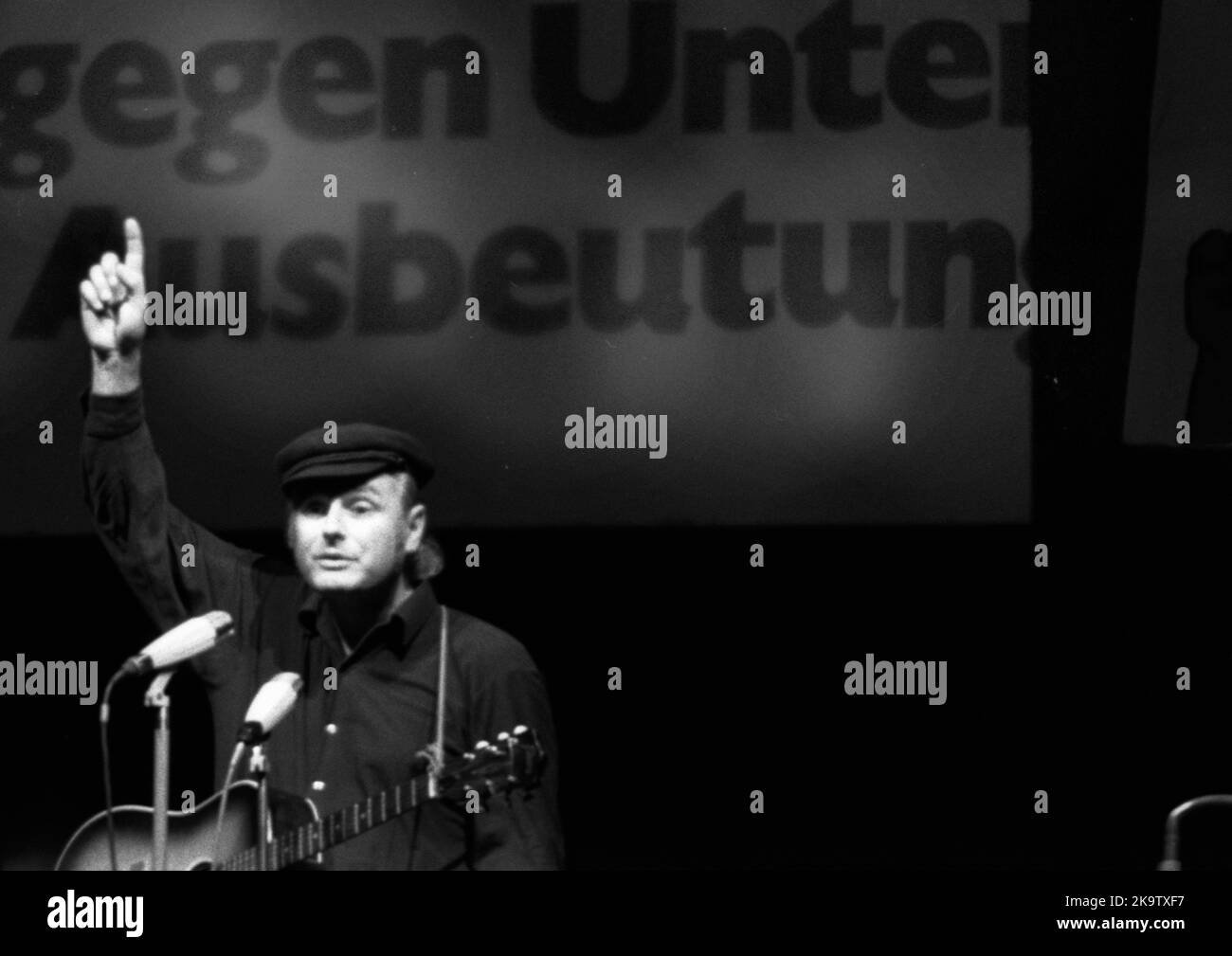 The artist and cabaret artist Dietrich Kittner on 08. 10. 1971 on the ...