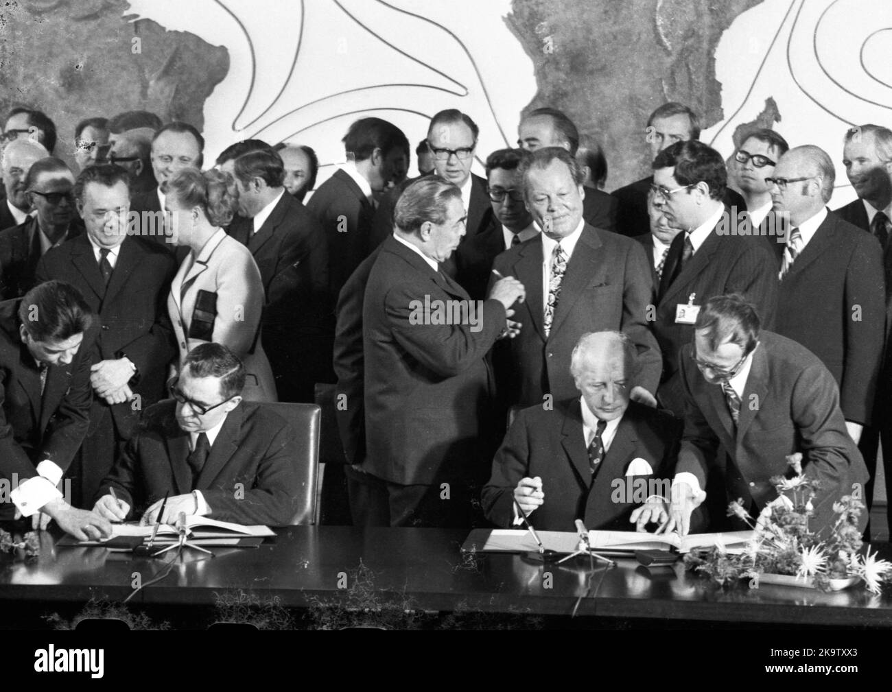 World leaders signing Black and White Stock Photos & Images - Alamy