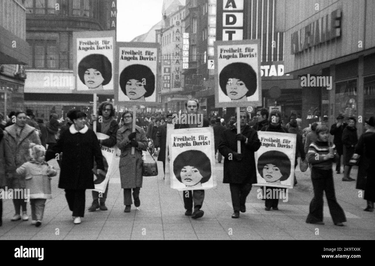 Collection of signatures and protest for the release of US-saenger ...