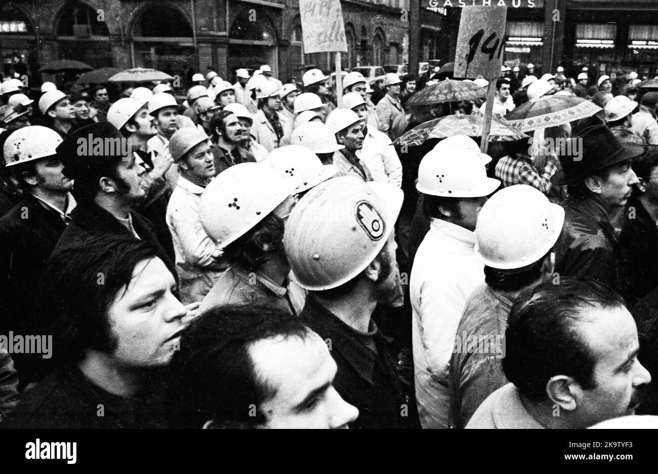 With a spontaneous strike and demonstration, several thousand ...