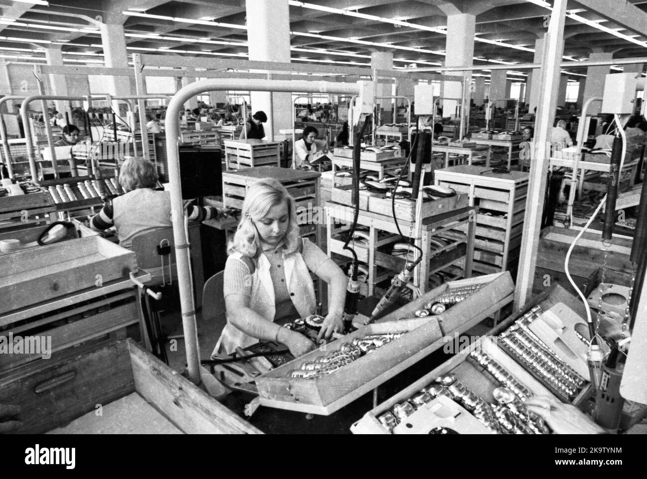 Women's workplaces at Siemens on 22. 11. 1973 during the production of ...