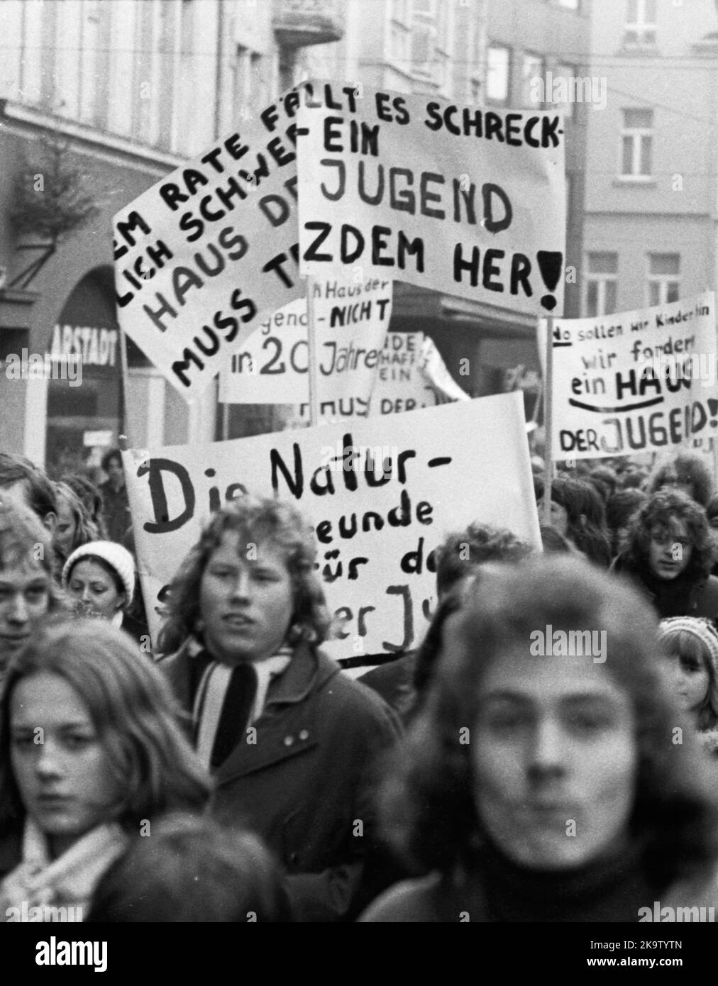 Children, youth and youth organisations demonstrated together on 4. 12 ...