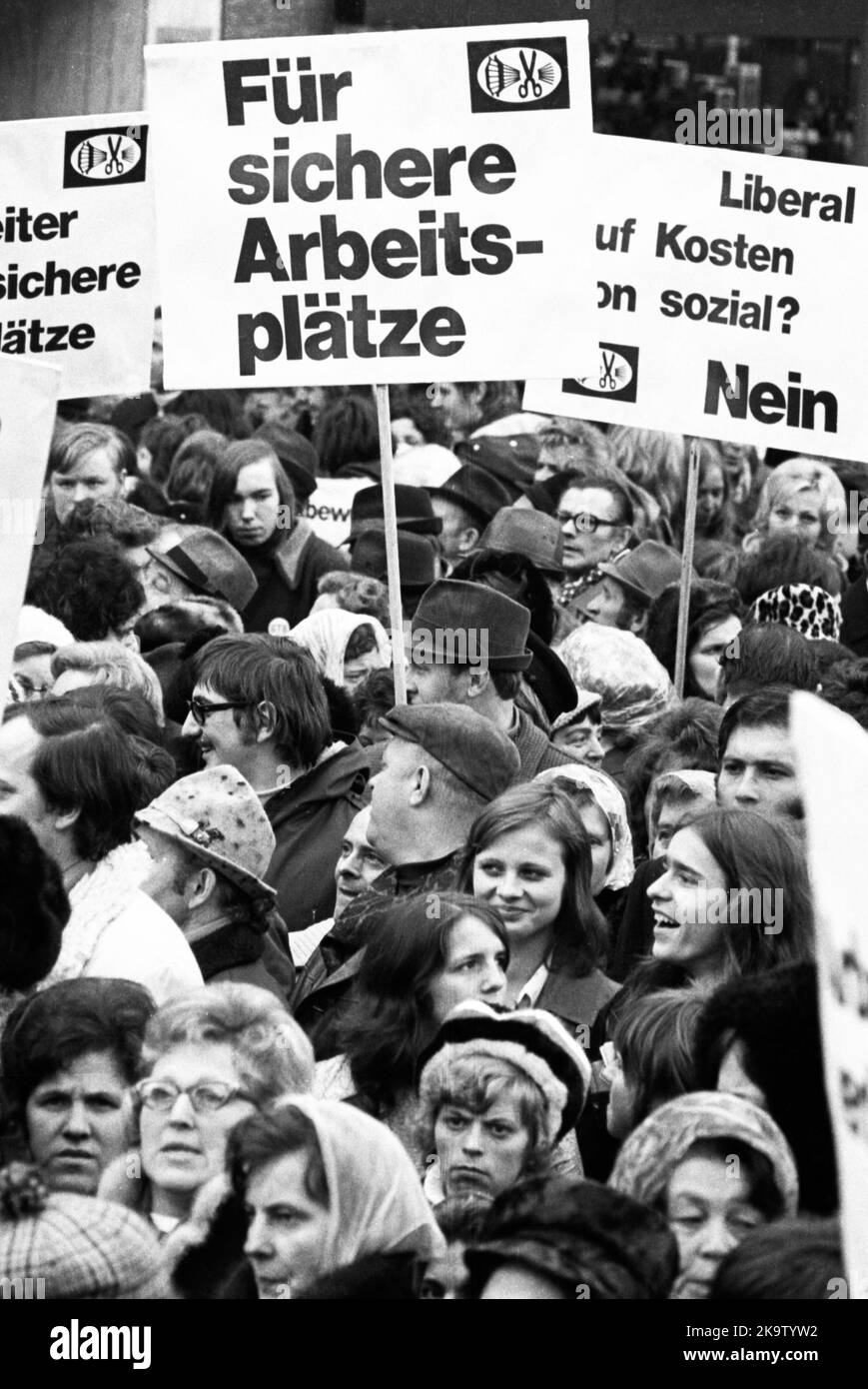 The Textile and Garment Workers' Union (GTB) demonstrated in Bonn with ...