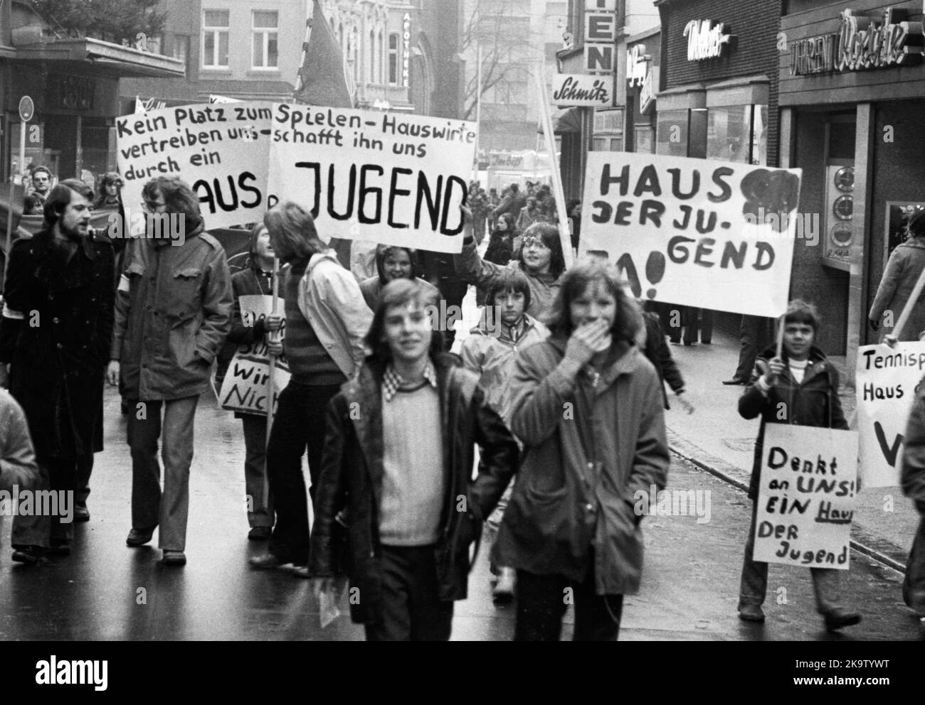 Children, youth and youth organisations demonstrated together on 4. 12 ...