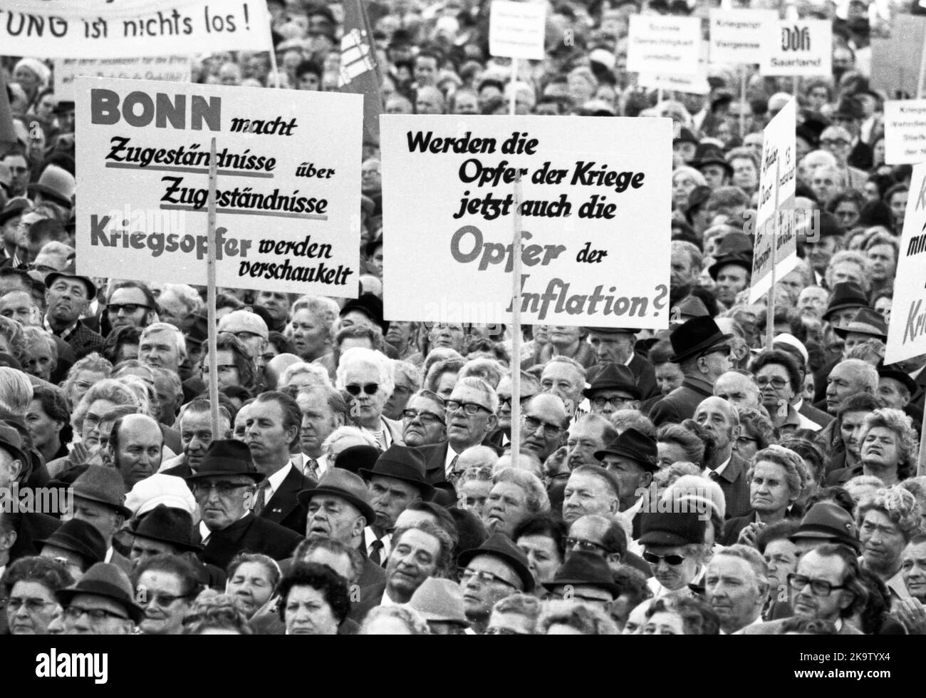People affected by war Black and White Stock Photos & Images - Alamy