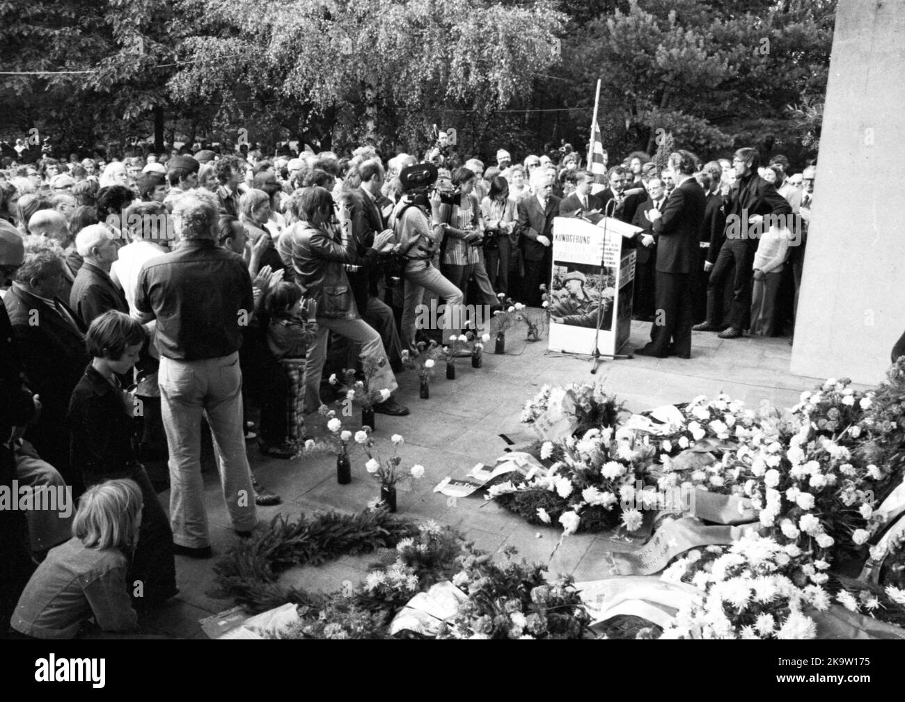 The traditional commemoration ceremony Flowers for Stukenbrock, here on ...