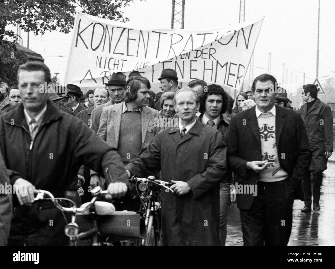Employees of the Duesseldorf -Reisholz steel and tube works ...