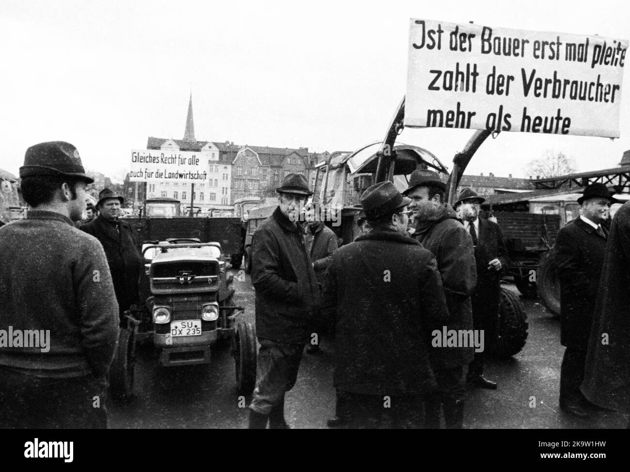With tractors, more than 1000 farmers came to Bonn for a demonstration ...
