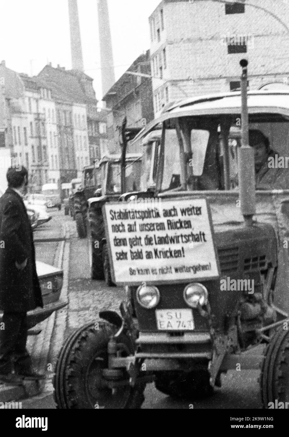 With tractors, more than 1000 farmers came to Bonn for a demonstration ...