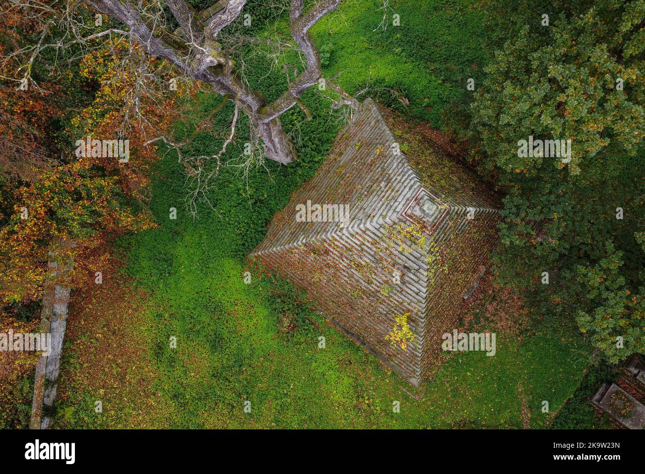 Holle, Germany. 30th Oct, 2022. The mausoleum pyramid of Count Ernst zu ...