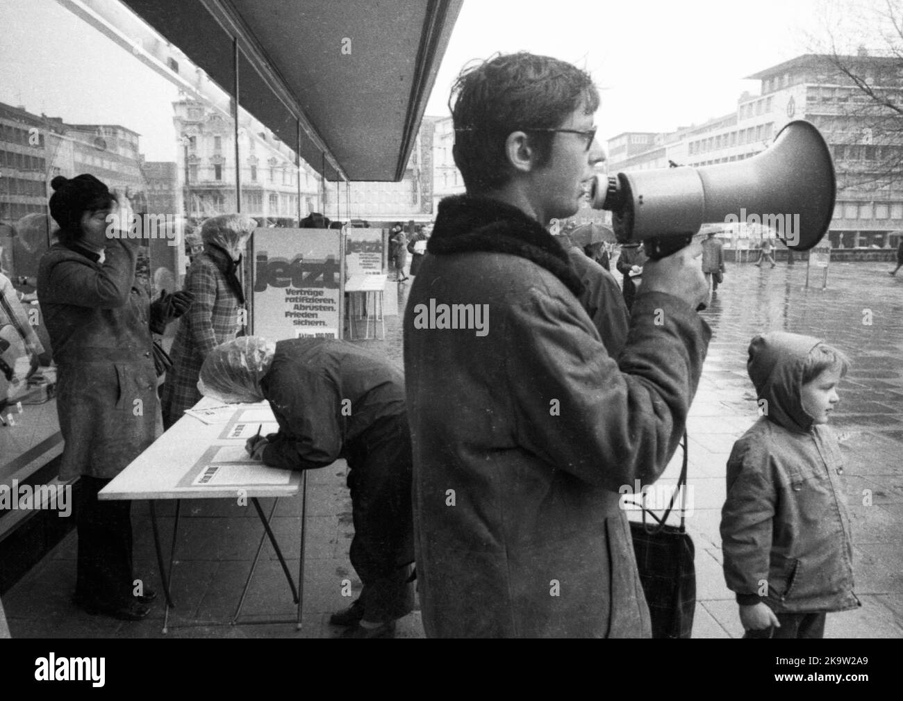 In support of the ratification of the East German treaties by the SPD ...