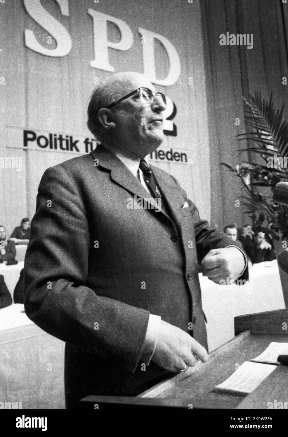 The SPD rally for the ratification of the East German treaties on 23 ...