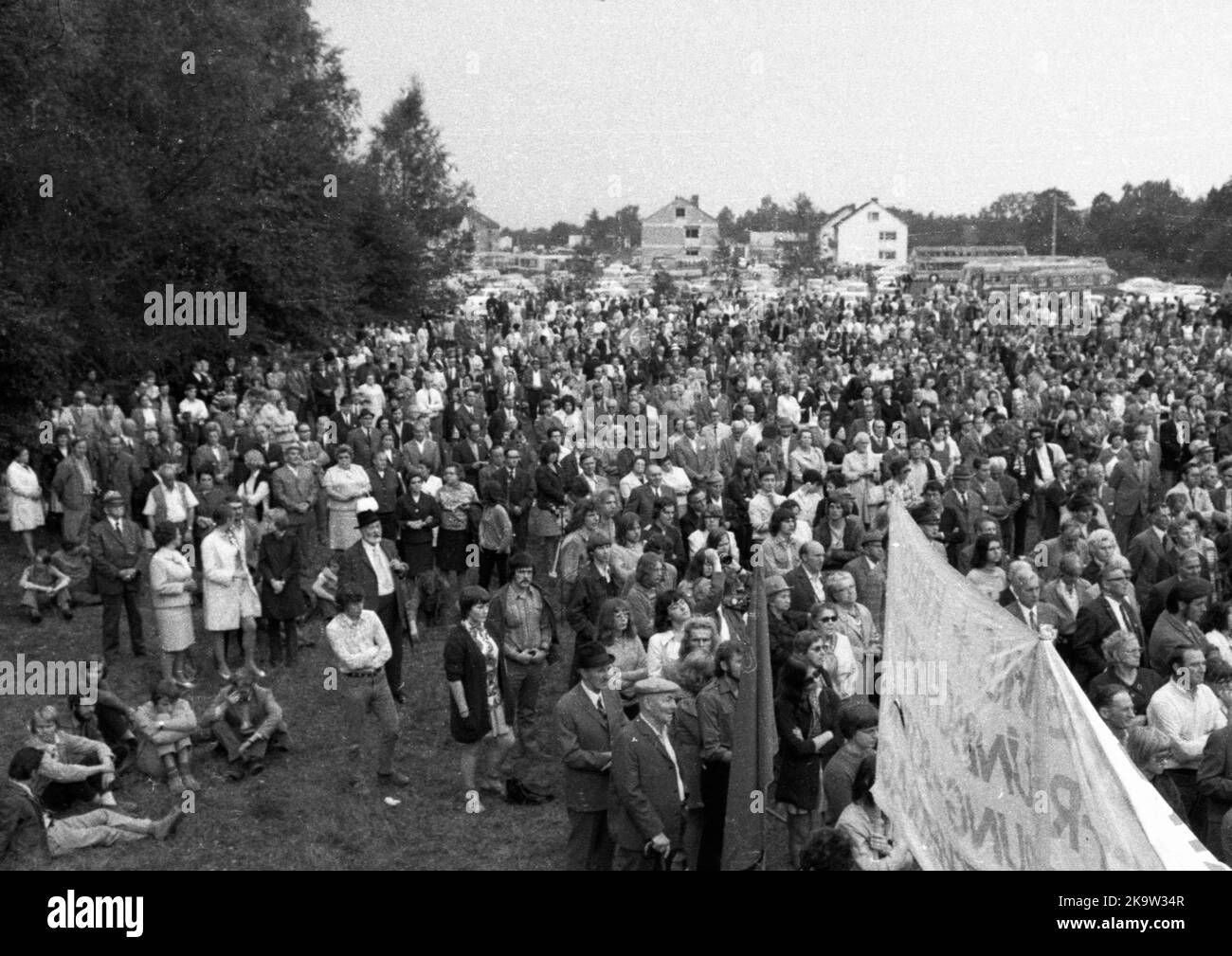 Left and peace movement committed flowers for Stukenbrock at the graves ...