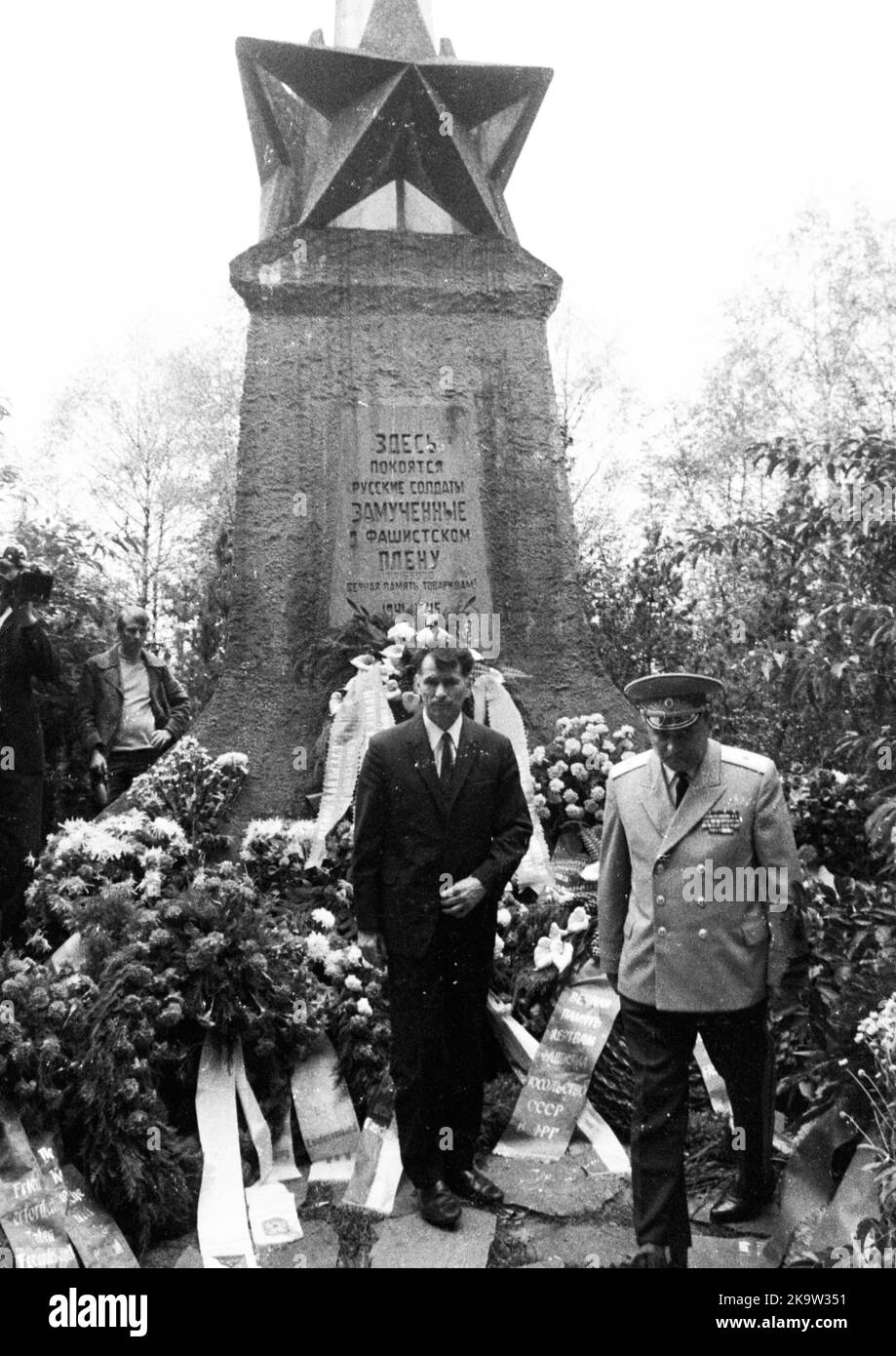 Left and peace movement committed flowers for Stukenbrock at the graves ...