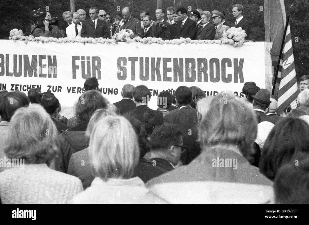 Left and peace movement committed flowers for Stukenbrock at the graves ...