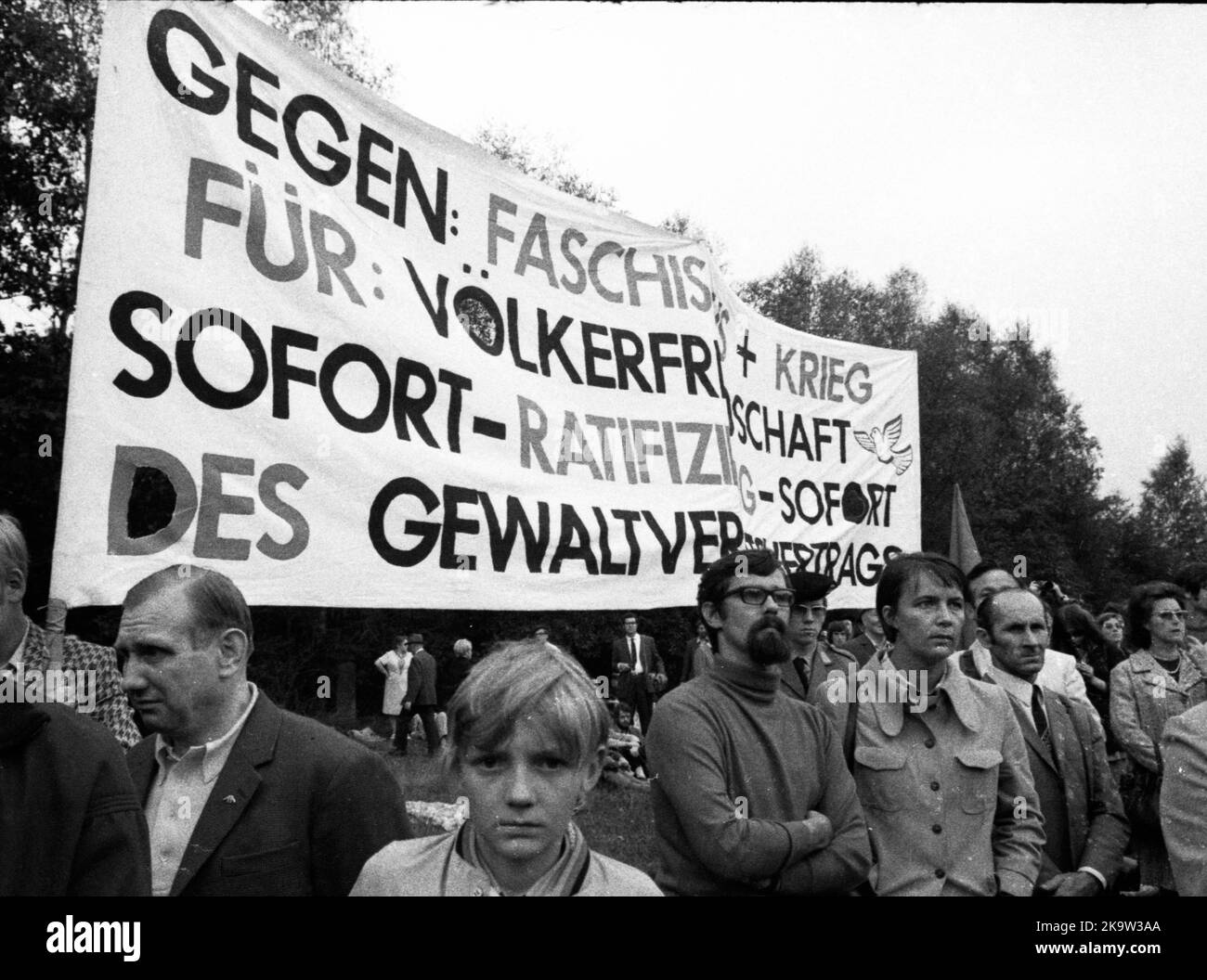 Left and peace movement committed flowers for Stukenbrock at the graves ...