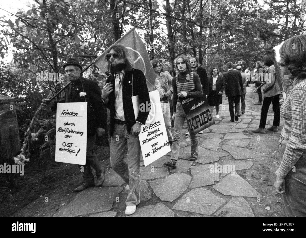 Left and peace movement committed flowers for Stukenbrock at the graves ...