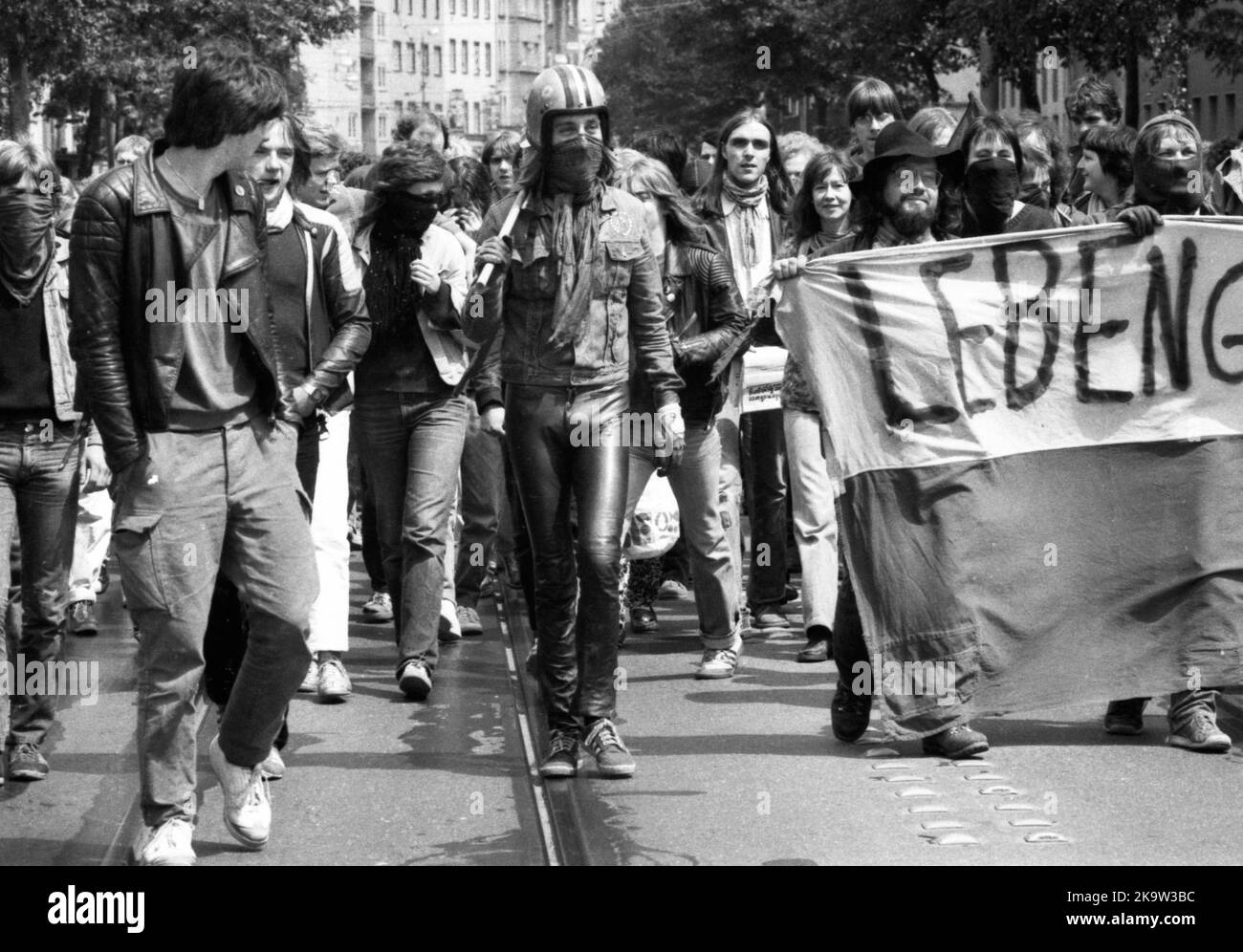 Several hundred left-wing autonomists demonstrated in the Ruhr area for ...