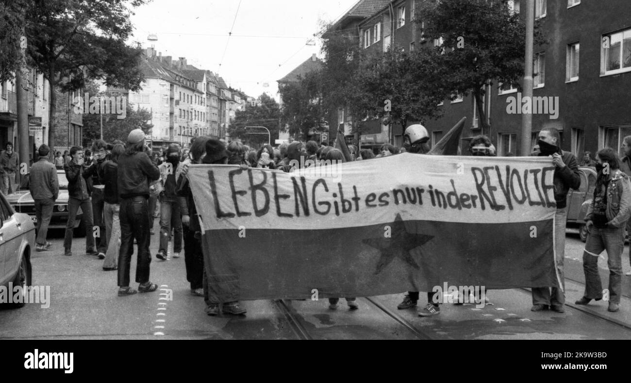 Several hundred left-wing autonomists demonstrated in the Ruhr area for ...