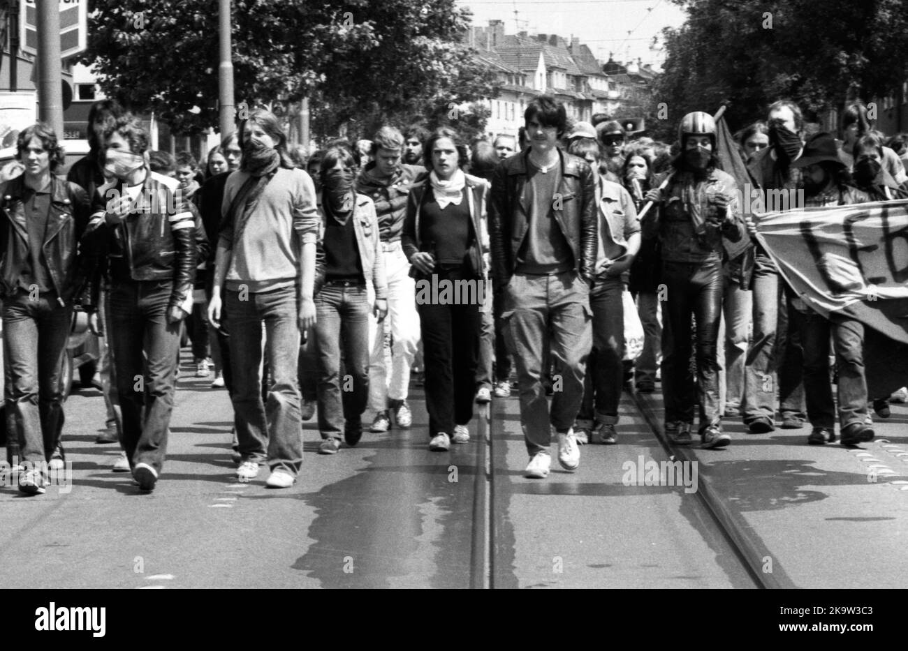 Several hundred left-wing autonomists demonstrated in the Ruhr area for ...