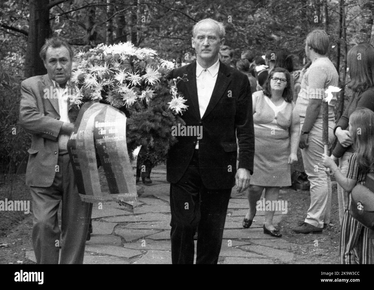 Left and peace movement committed flowers for Stukenbrock at the graves ...