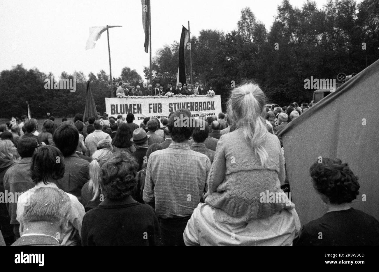Left and peace movement committed flowers for Stukenbrock at the graves ...