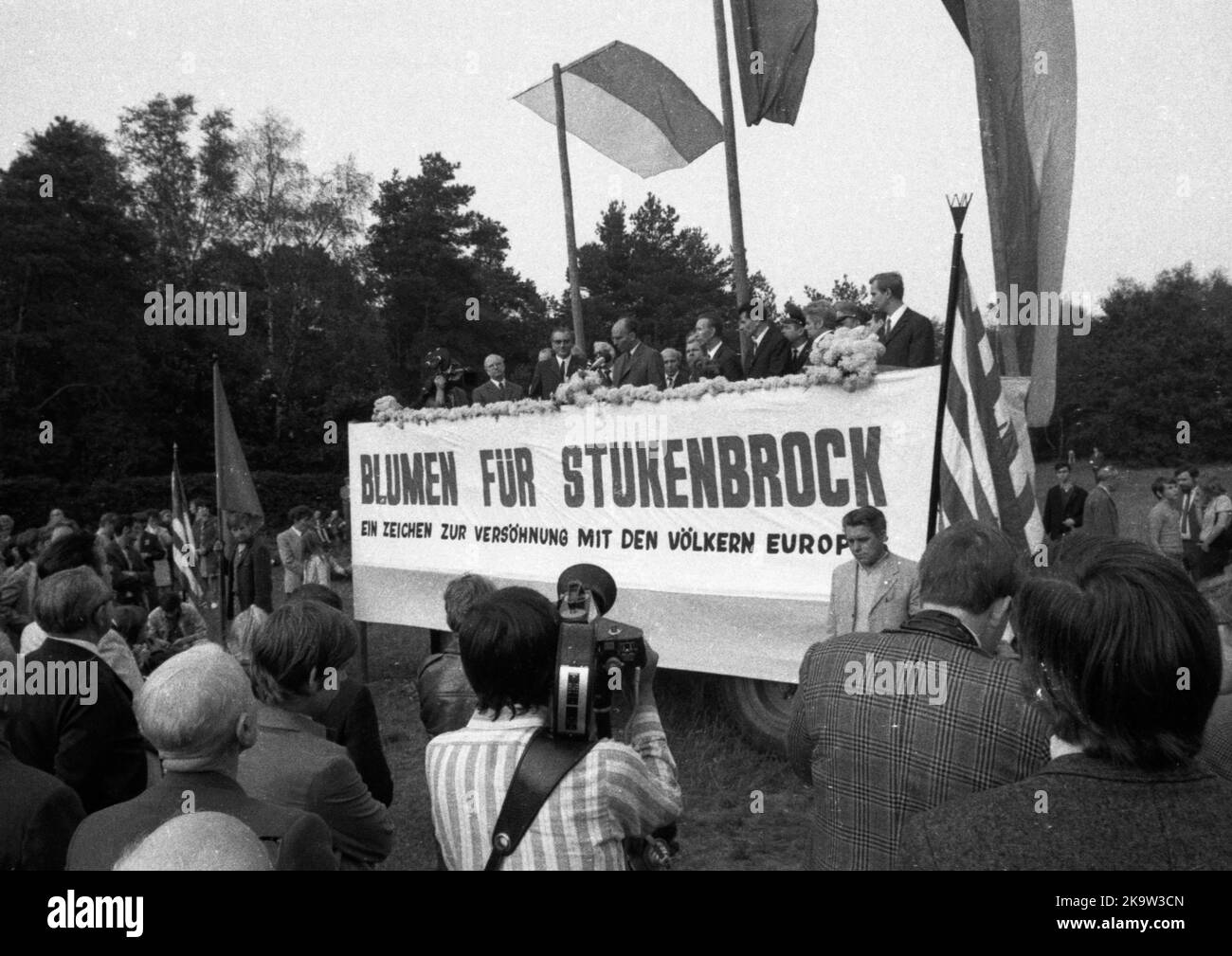 Left and peace movement committed flowers for Stukenbrock at the graves ...