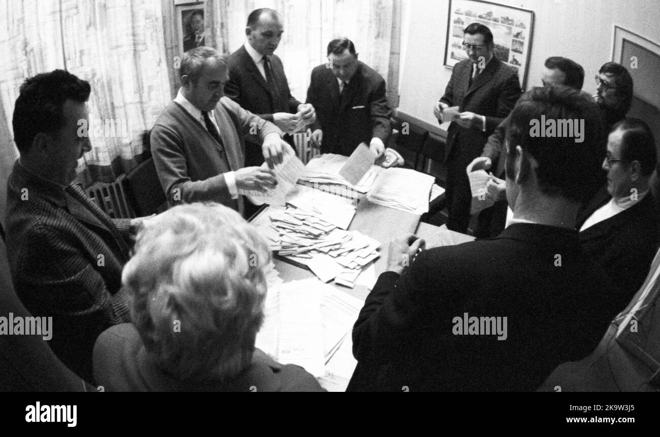 After a ballot and selection, the members of IG Metall, here at an ...