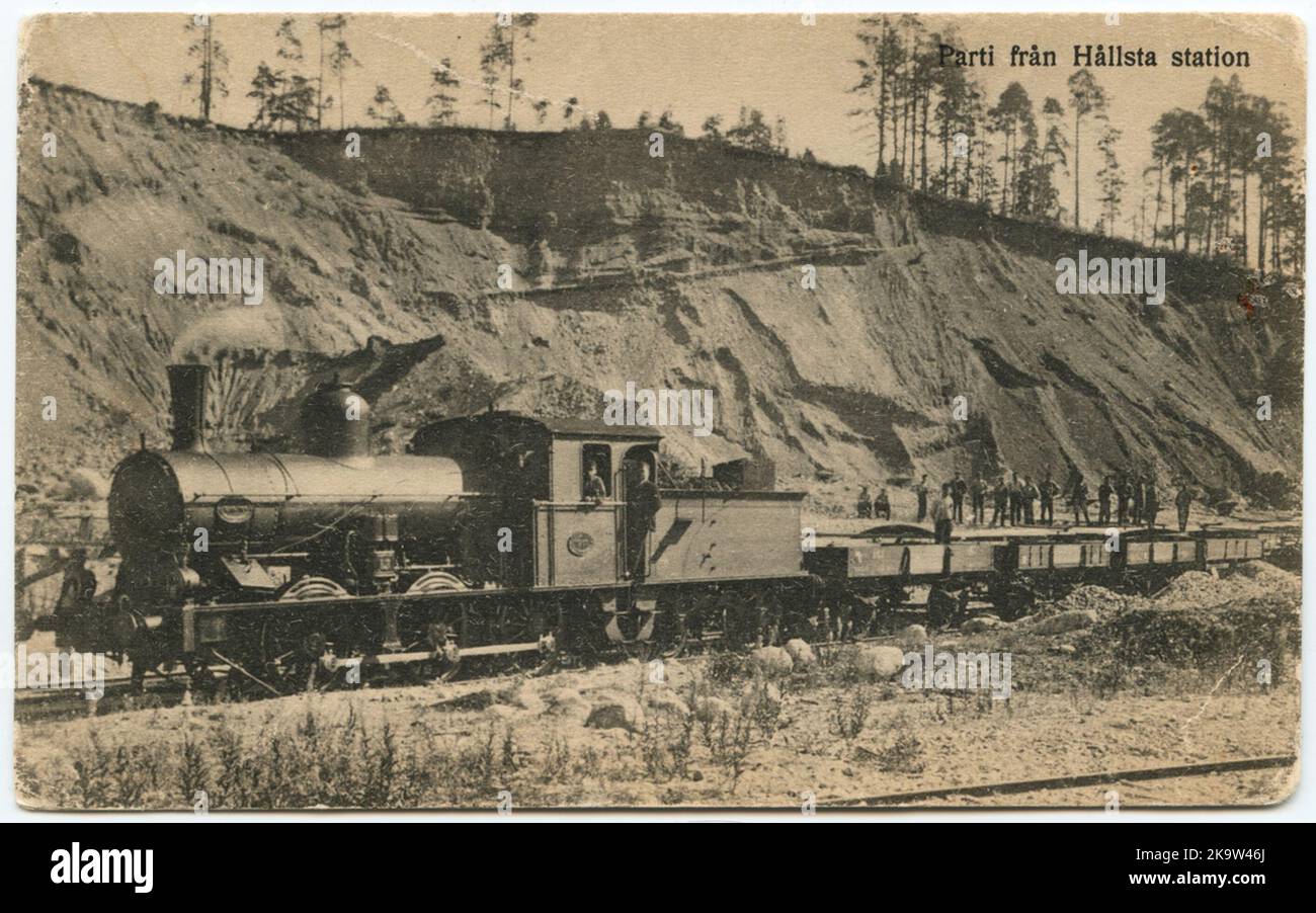 Steam locomotive with freight wagons on gravel roof near Hållsta Stock ...