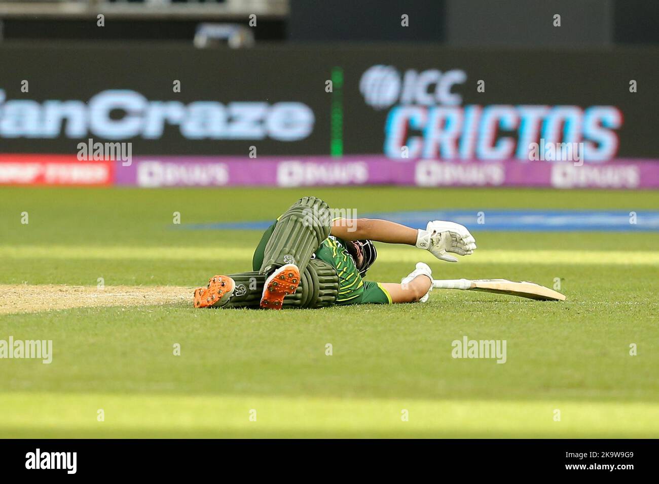Taking a run cricket hi-res stock photography and images - Alamy