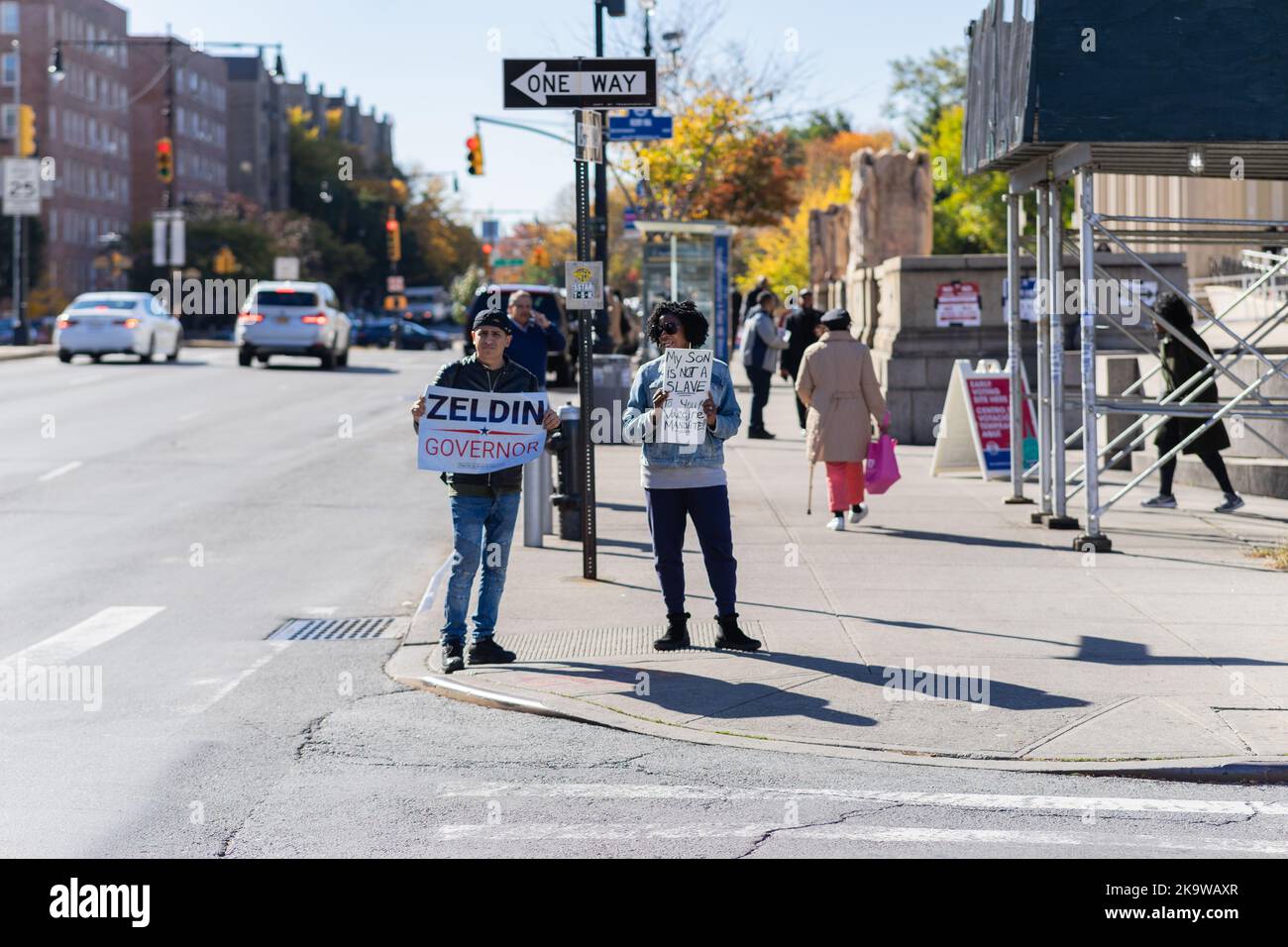Bronx, USA. 29th Oct, 2022. Supporters of New York gubernatorial ...