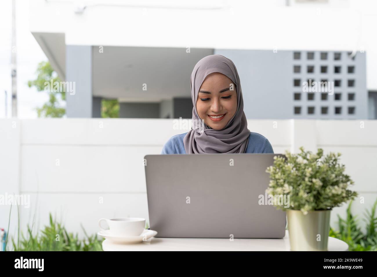 Islamic girl sitting using laptop hi-res stock photography and images ...