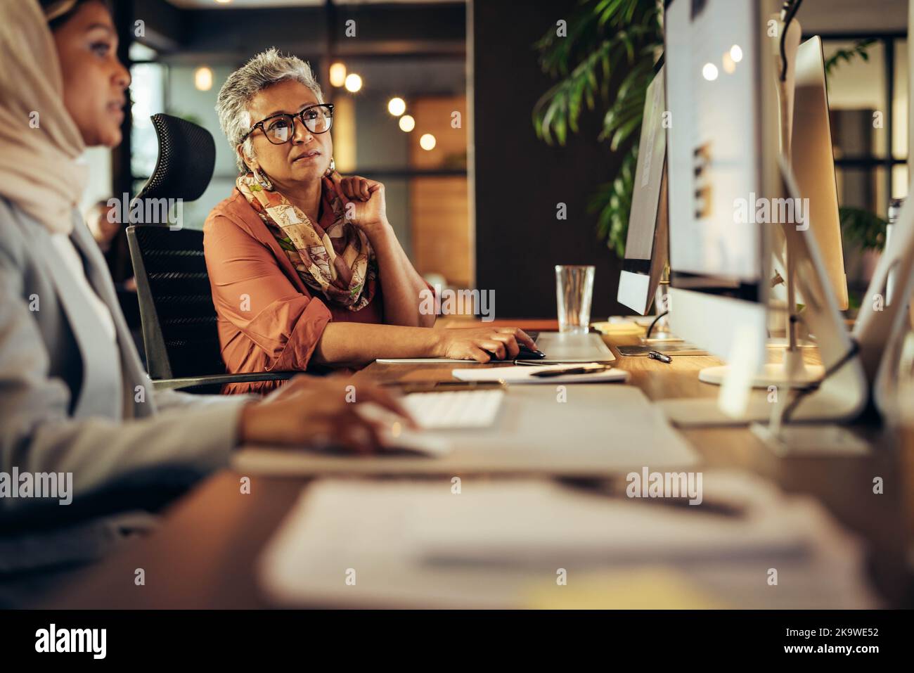 Office workers at desks hi-res stock photography and images - Alamy