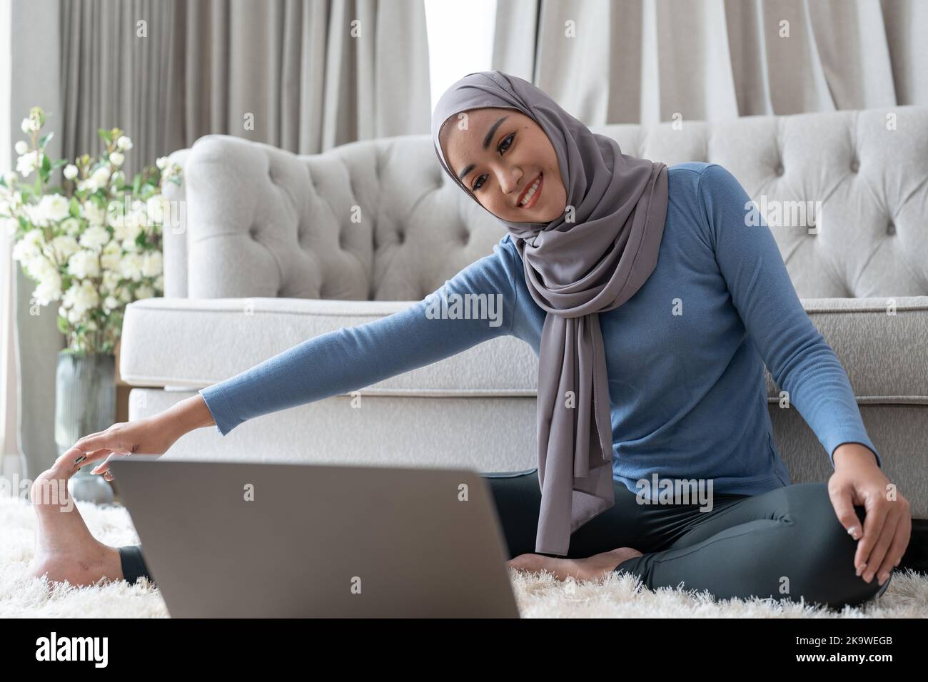 Muslim woman exercise hi-res stock photography and images - Alamy